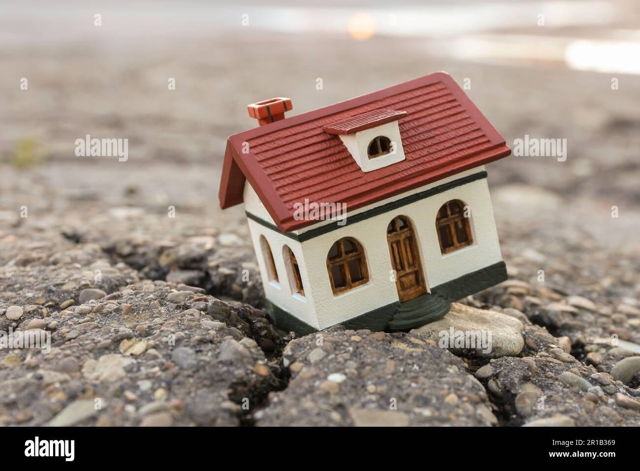 House model in cracked asphalt. Earthquake disaster Stock Photo - Alamy