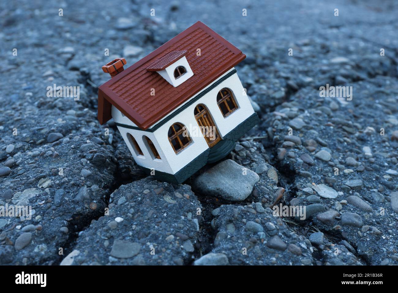 House model in cracked asphalt. Earthquake disaster Stock Photo - Alamy