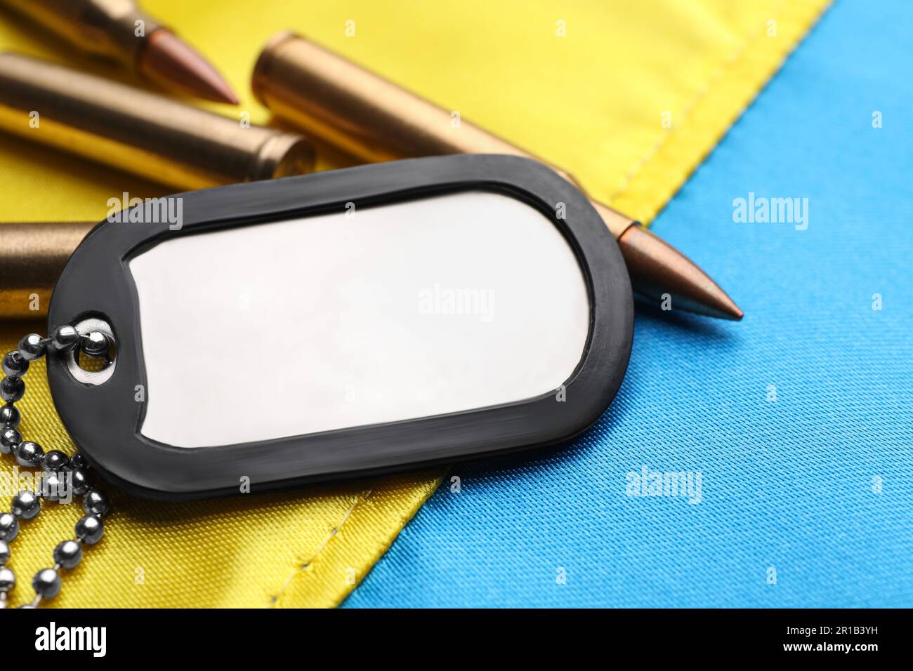 Military ID tag and bullets on Ukrainian flag, closeup Stock Photo - Alamy