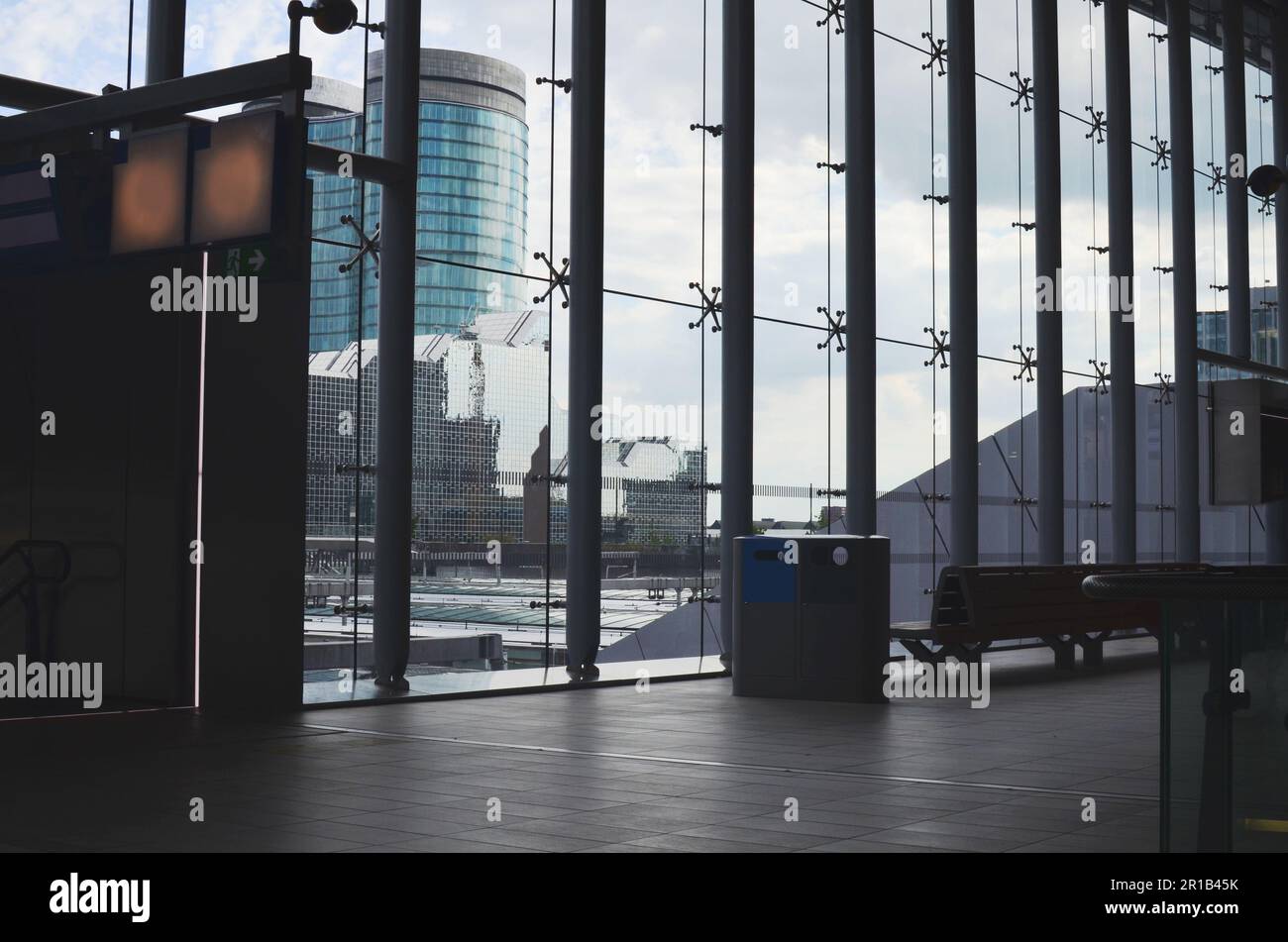 Waiting benches hi-res stock photography and images - Alamy