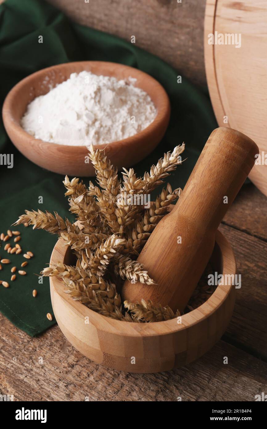 Wheat grain pestle mortar hi-res stock photography and images - Alamy