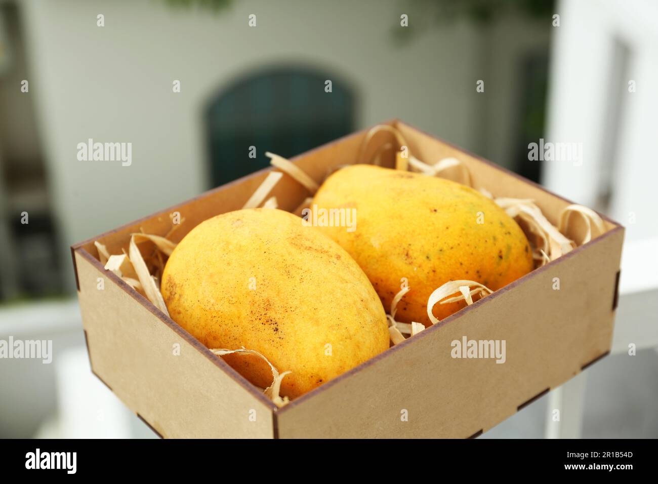 Box of mangoes hi-res stock photography and images - Alamy