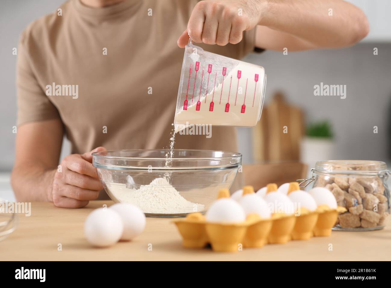 Pouring flour into bowl hi-res stock photography and images - Alamy