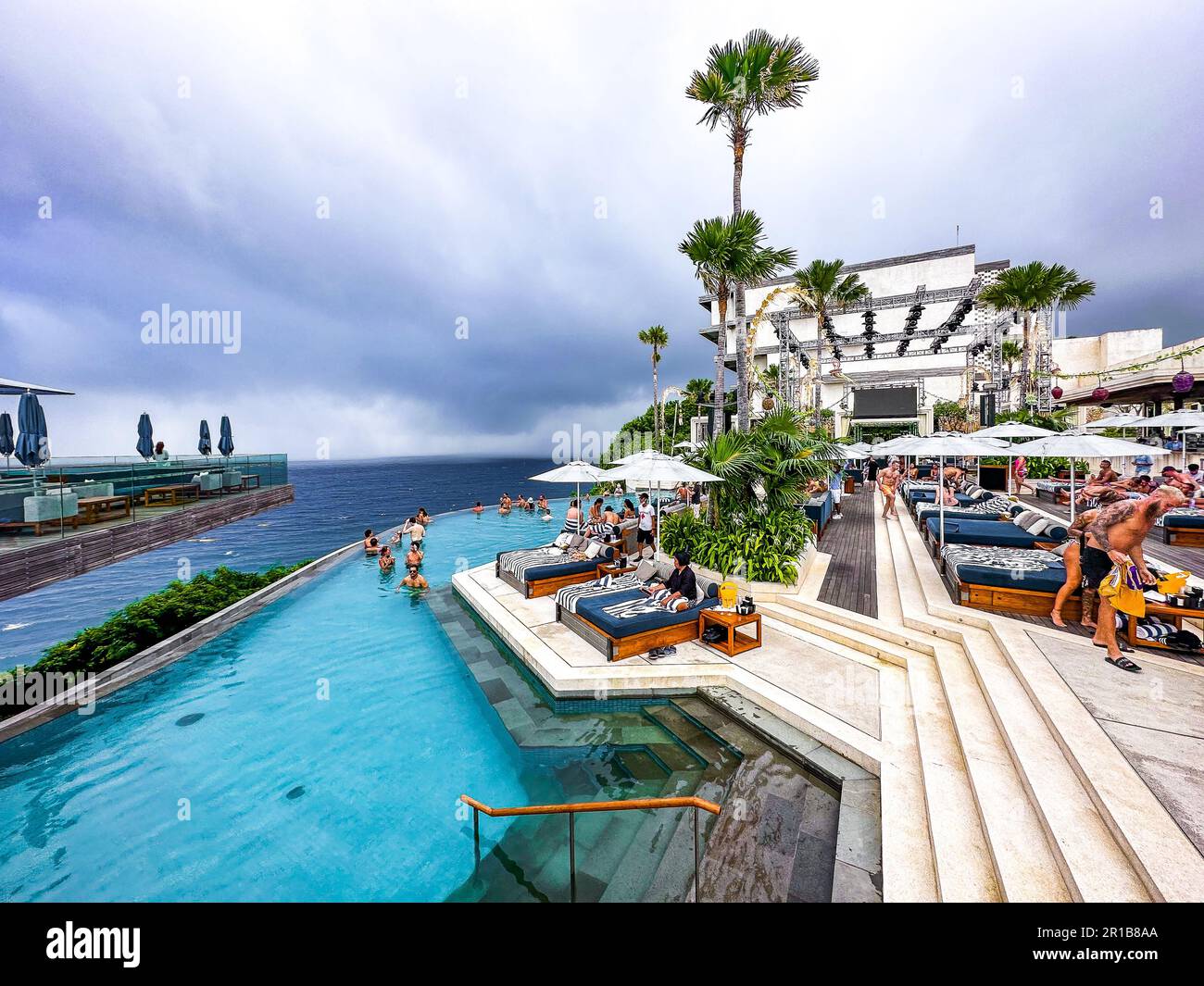 beach club on the cliffs of uluwatu in Bali, Indonesia Stock Photo - Alamy