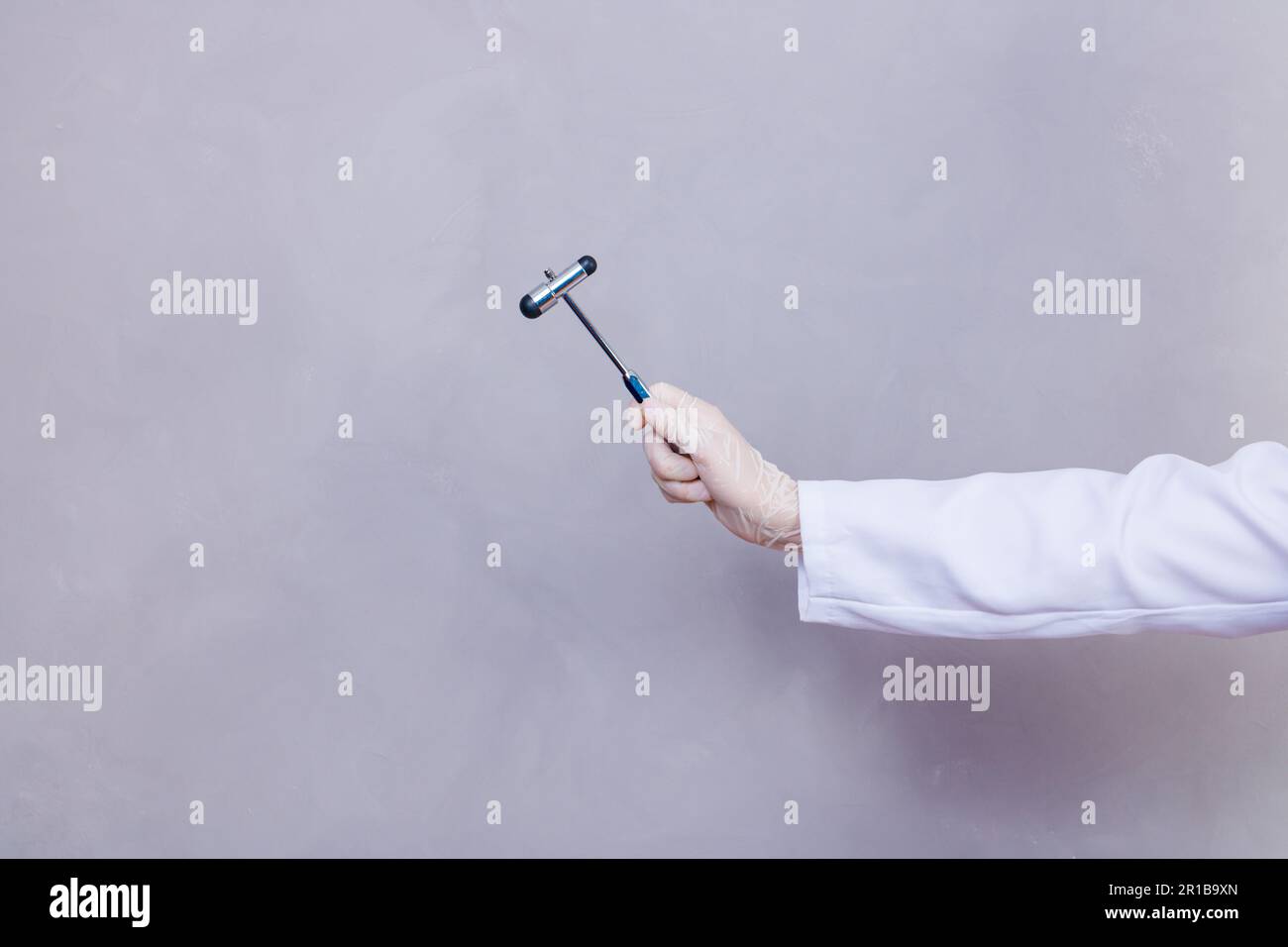 Doctor checks nerve reflexes hammer hi-res stock photography and images ...