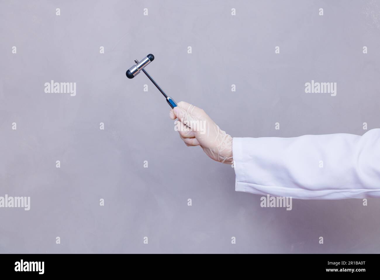Doctor checks nerve reflexes hammer hi-res stock photography and images ...