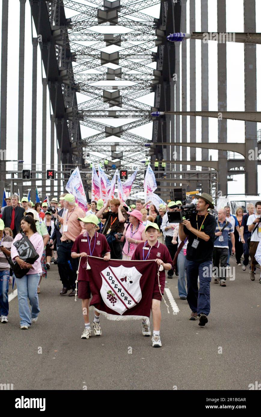Australians celebrating the 75th Anniversary of Sydney Harbour Bridge ...