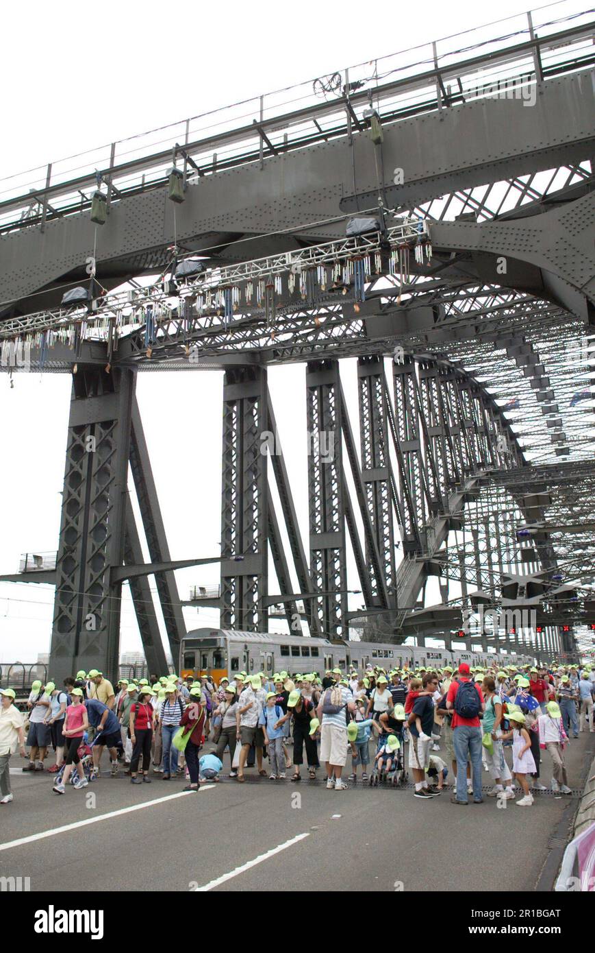Australians celebrating the 75th Anniversary of Sydney Harbour Bridge ...