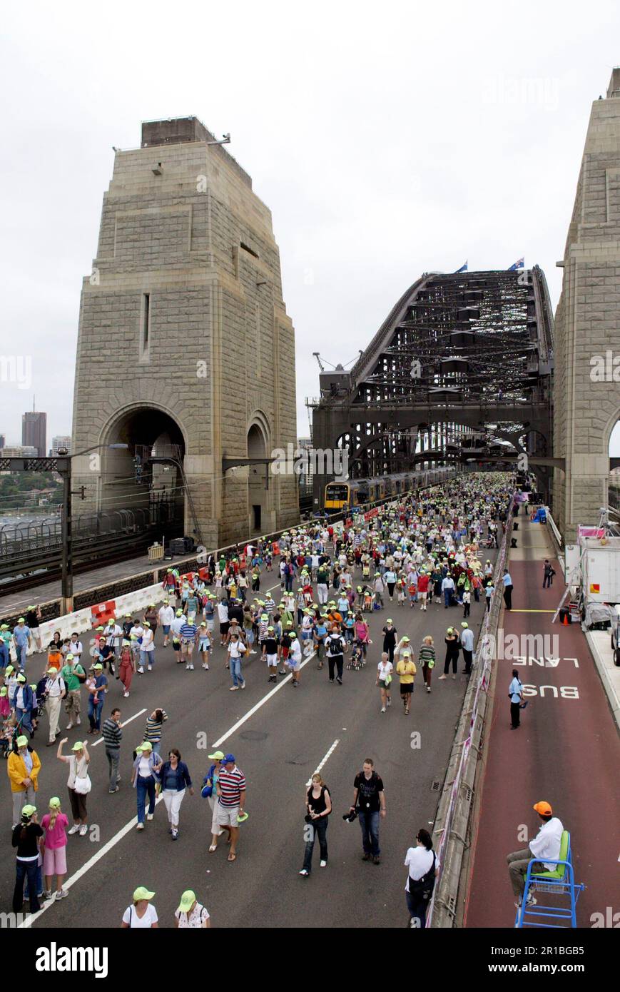 Australians celebrating the 75th Anniversary of Sydney Harbour Bridge ...