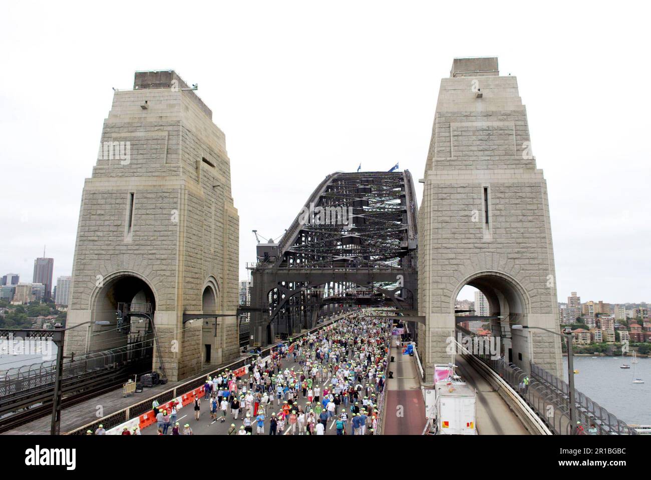 Australians celebrating the 75th Anniversary of Sydney Harbour Bridge ...