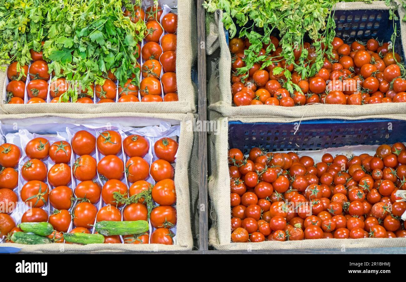 Different tomato varieties at a market Stock Photo - Alamy