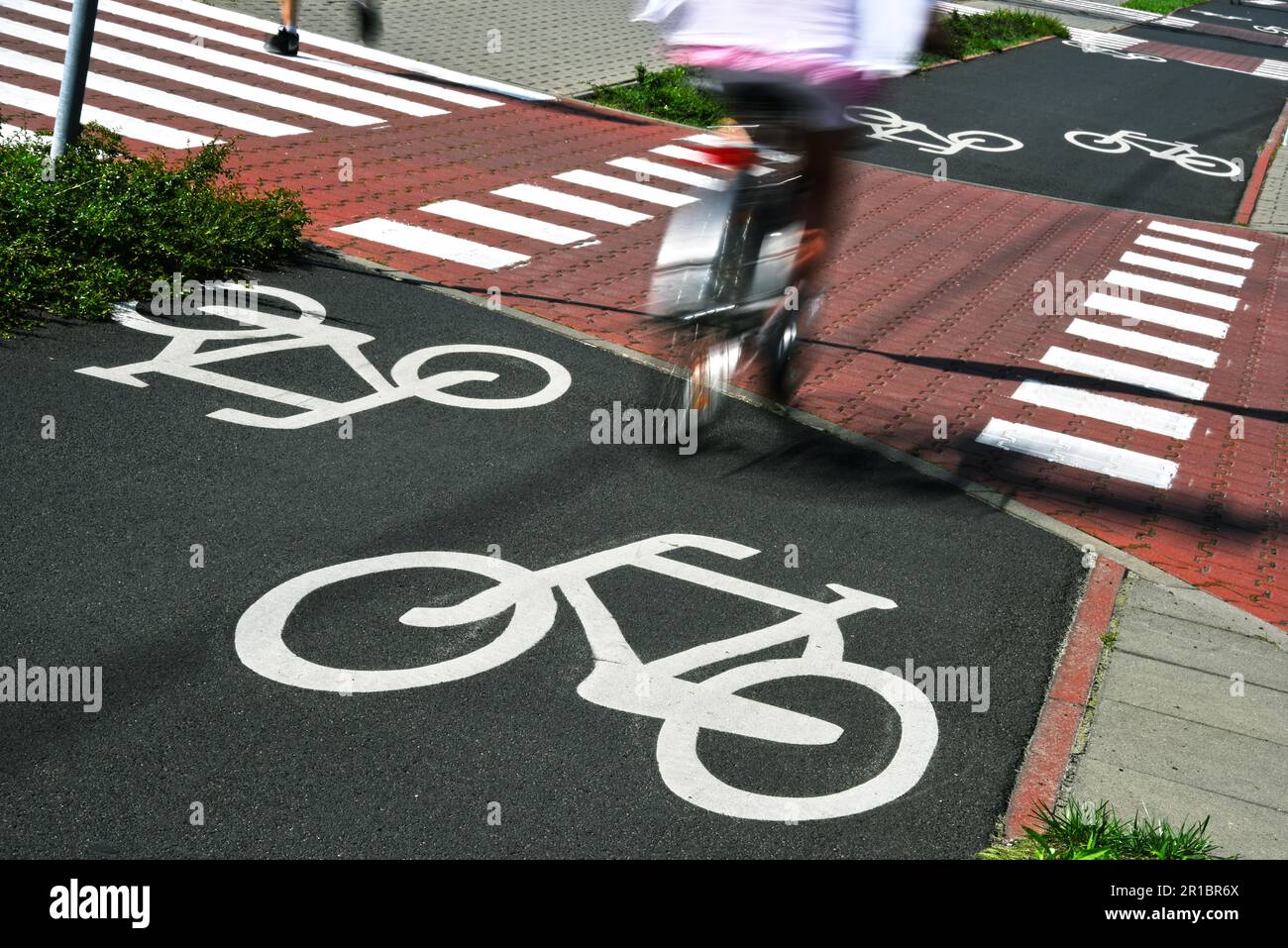 Bicycle road sign and bike riders Stock Photo - Alamy
