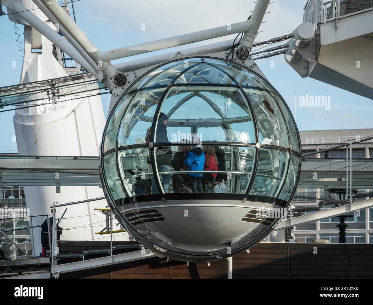 London eye capsule close up hi-res stock photography and images - Alamy