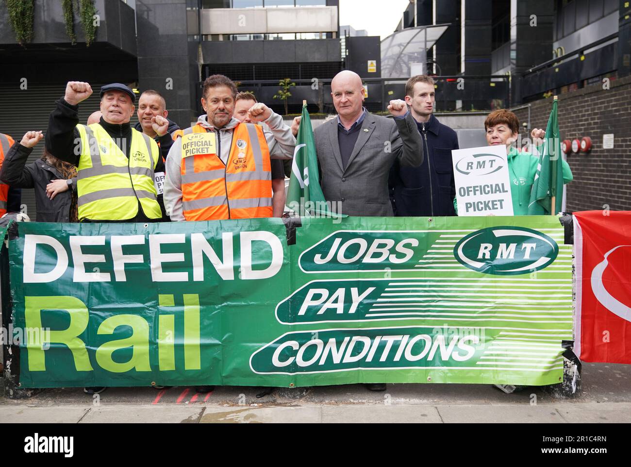 Rail, Maritime and Transport union general secretary Mick Lynch (centre ...