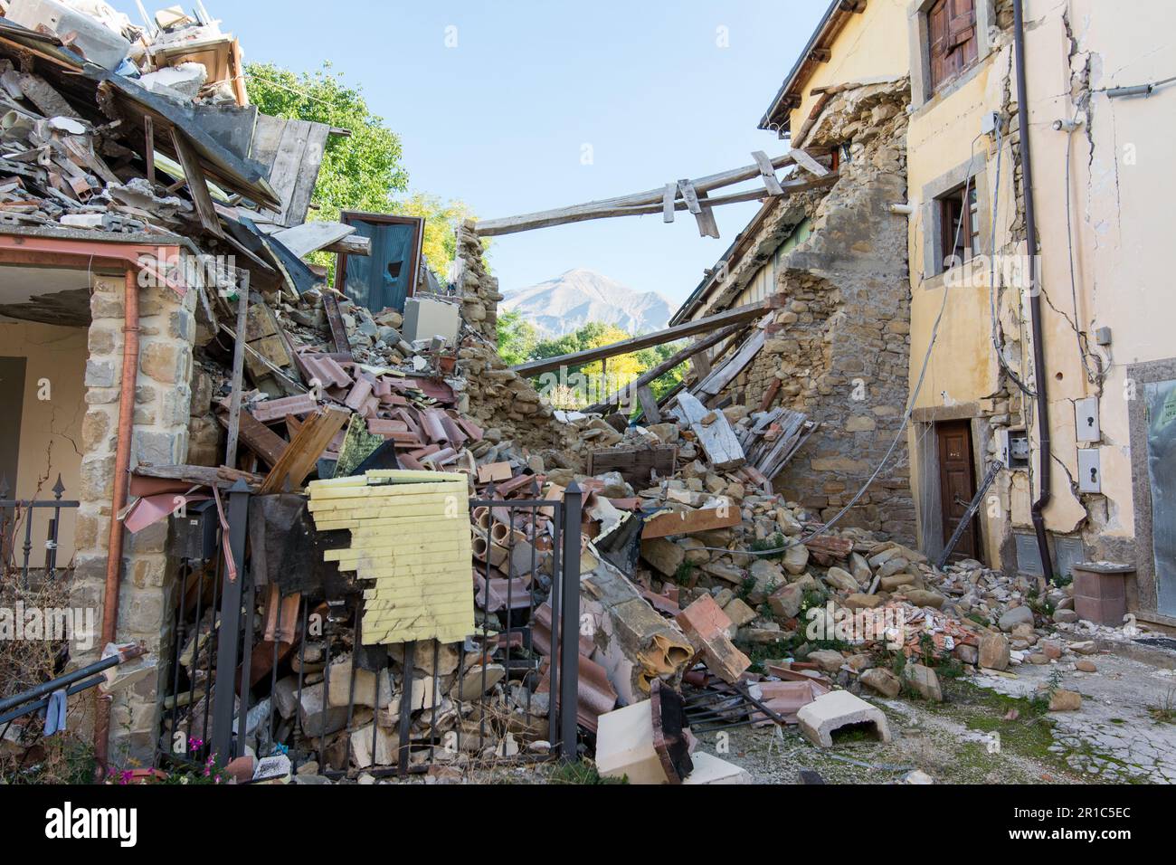 City destroyed by an earthquake Stock Photo - Alamy