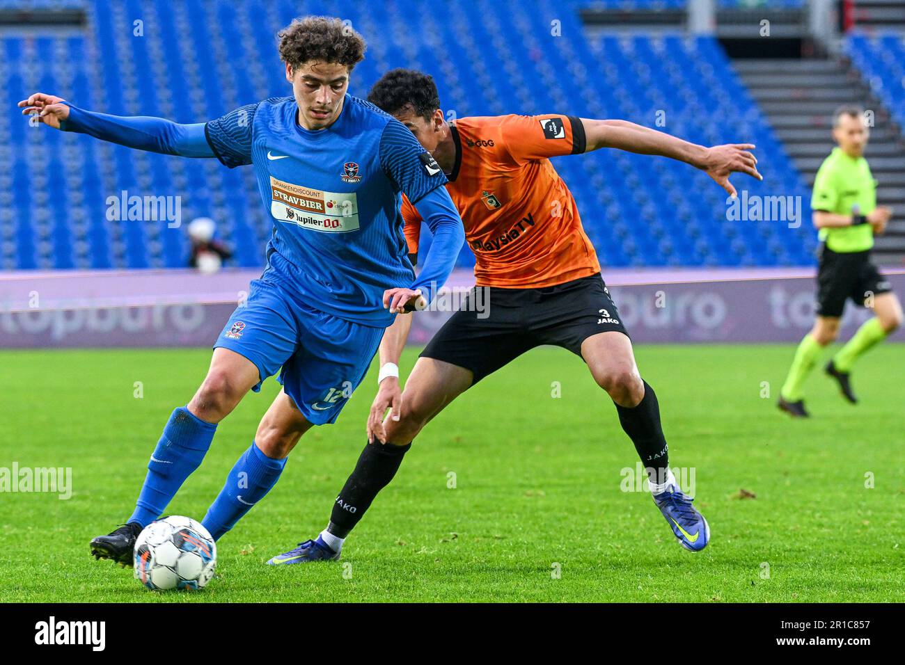 Antoine De Bodt (12) of Dender and Leon Teo Quintero (3) of KMSK Deinze pictured during a soccer ...