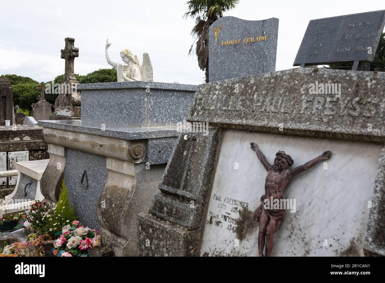 Old french cemetery hi-res stock photography and images - Alamy