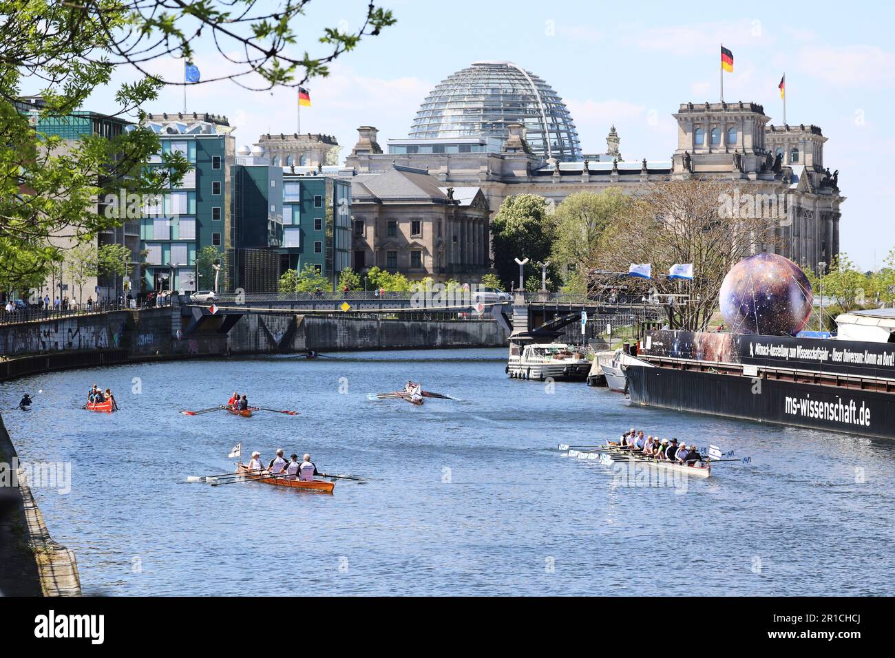 13 May 2023, Berlin: In bright sunshine and mild temperatures, numerous ...