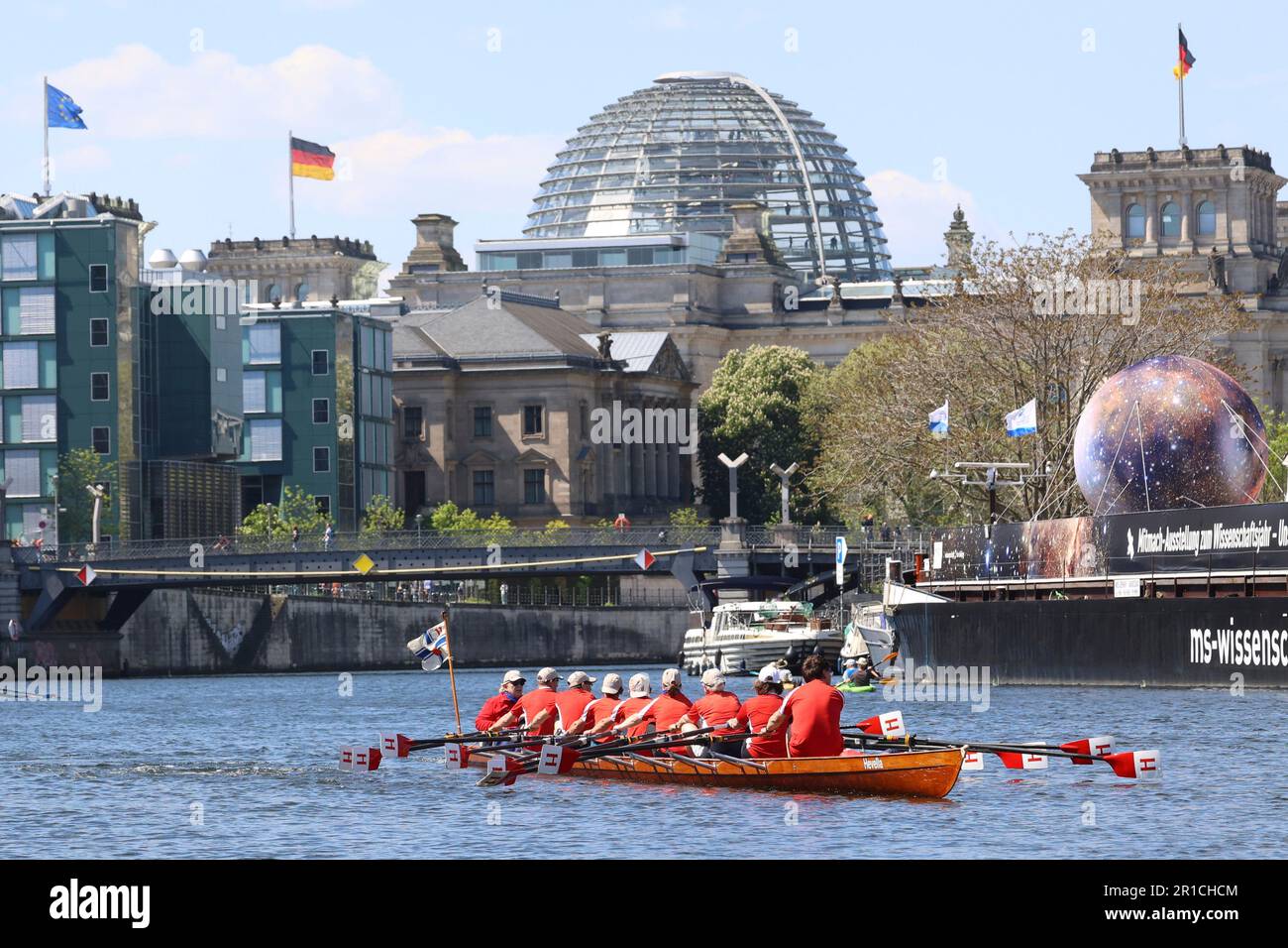 13 May 2023, Berlin: In bright sunshine and mild temperatures, numerous ...