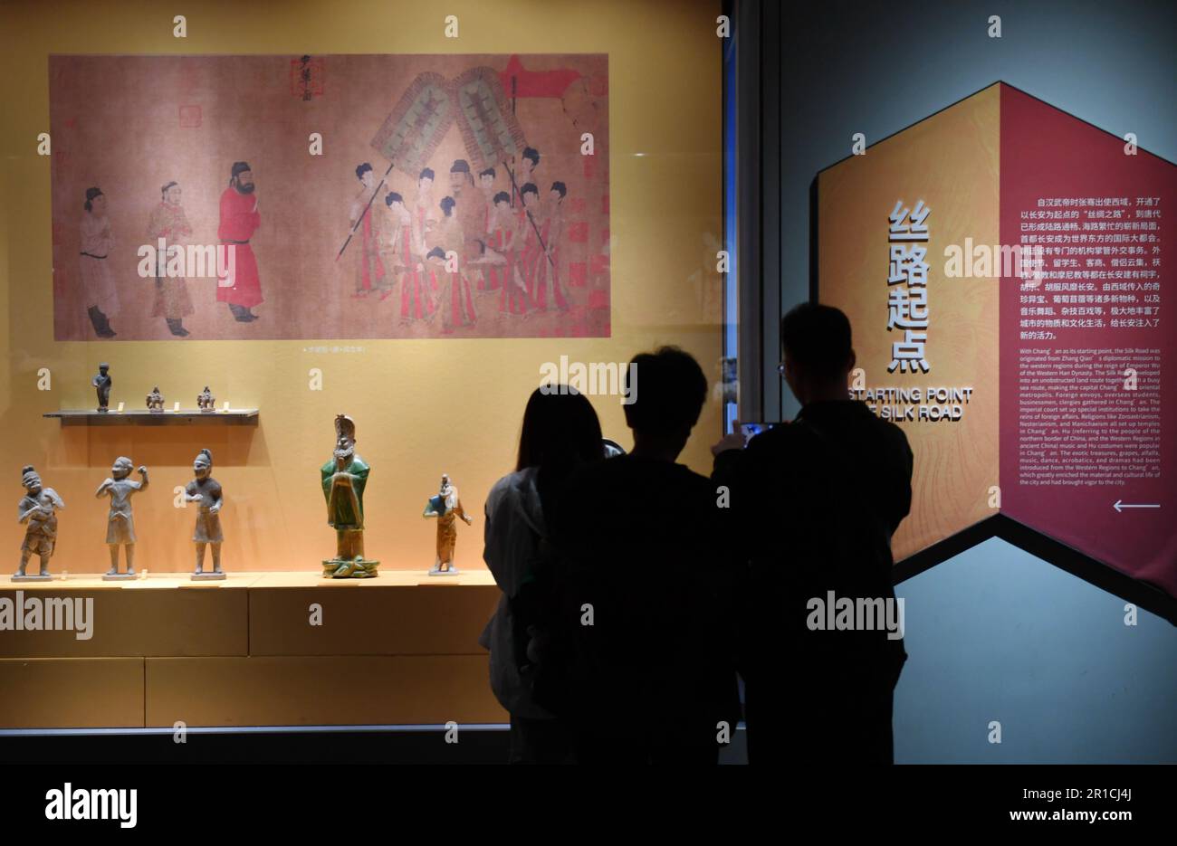(230513) -- XI'AN, May 13, 2023 (Xinhua) -- Tourists look at pottery figurines of foreign ...