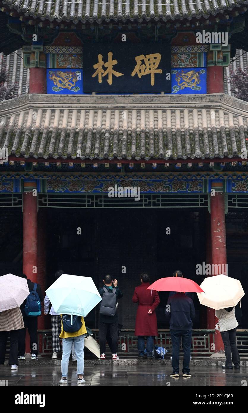 (230513) -- XI'AN, May 13, 2023 (Xinhua) -- People visit Xi'an Beilin ...