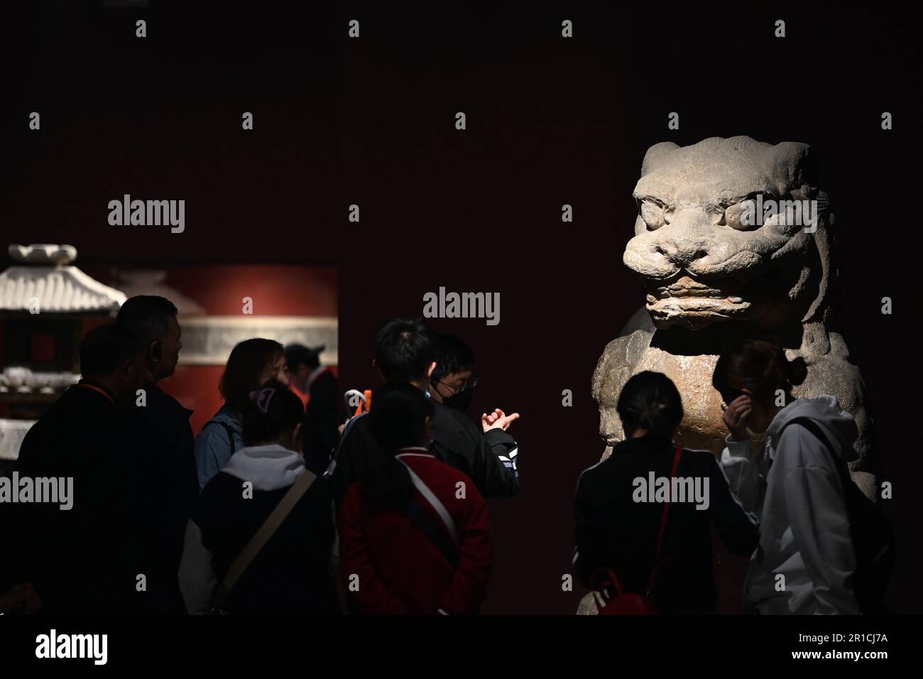 (230513) -- XI'AN, May 13, 2023 (Xinhua) -- Visitors view a stone lion ...