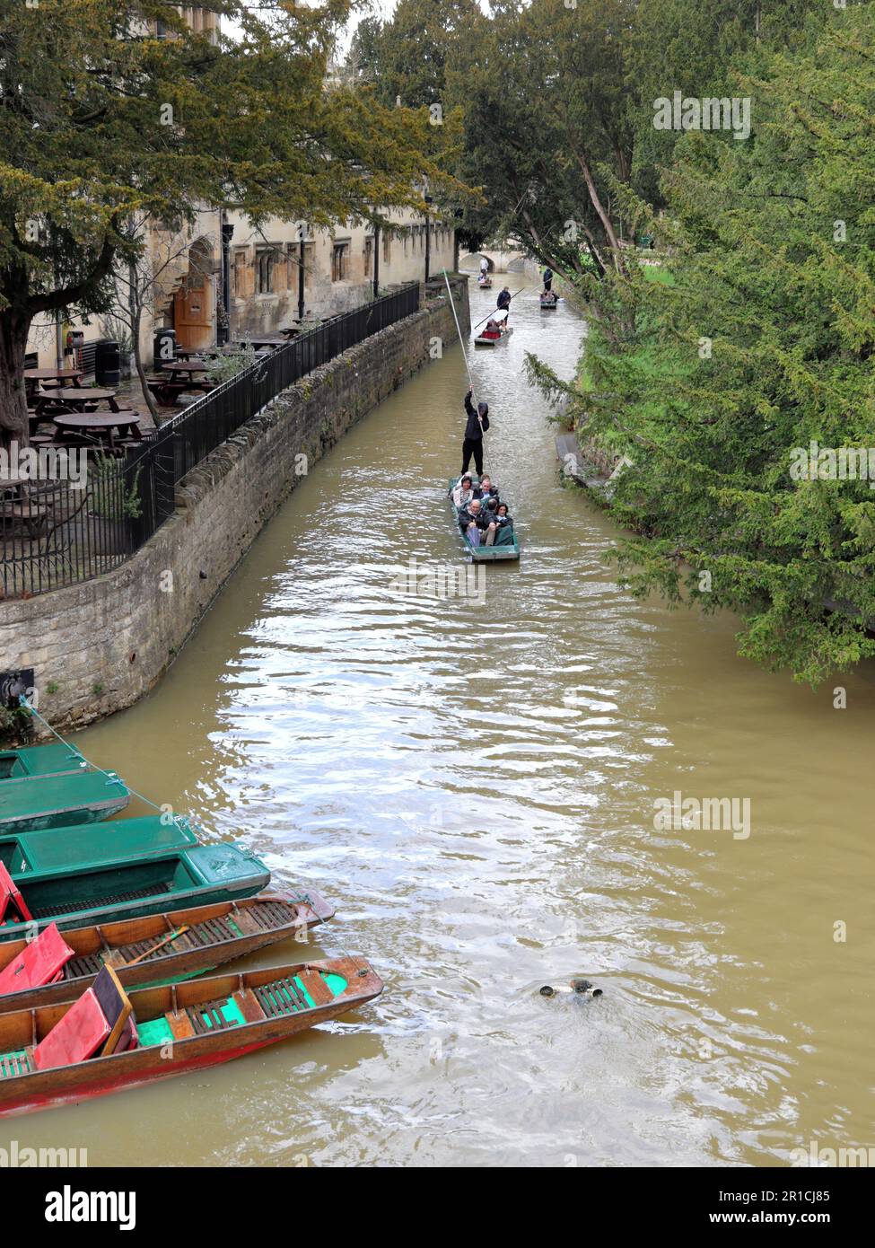 Punt Boats entertaining tourists in River Cherwell of Oxford, UK Stock ...