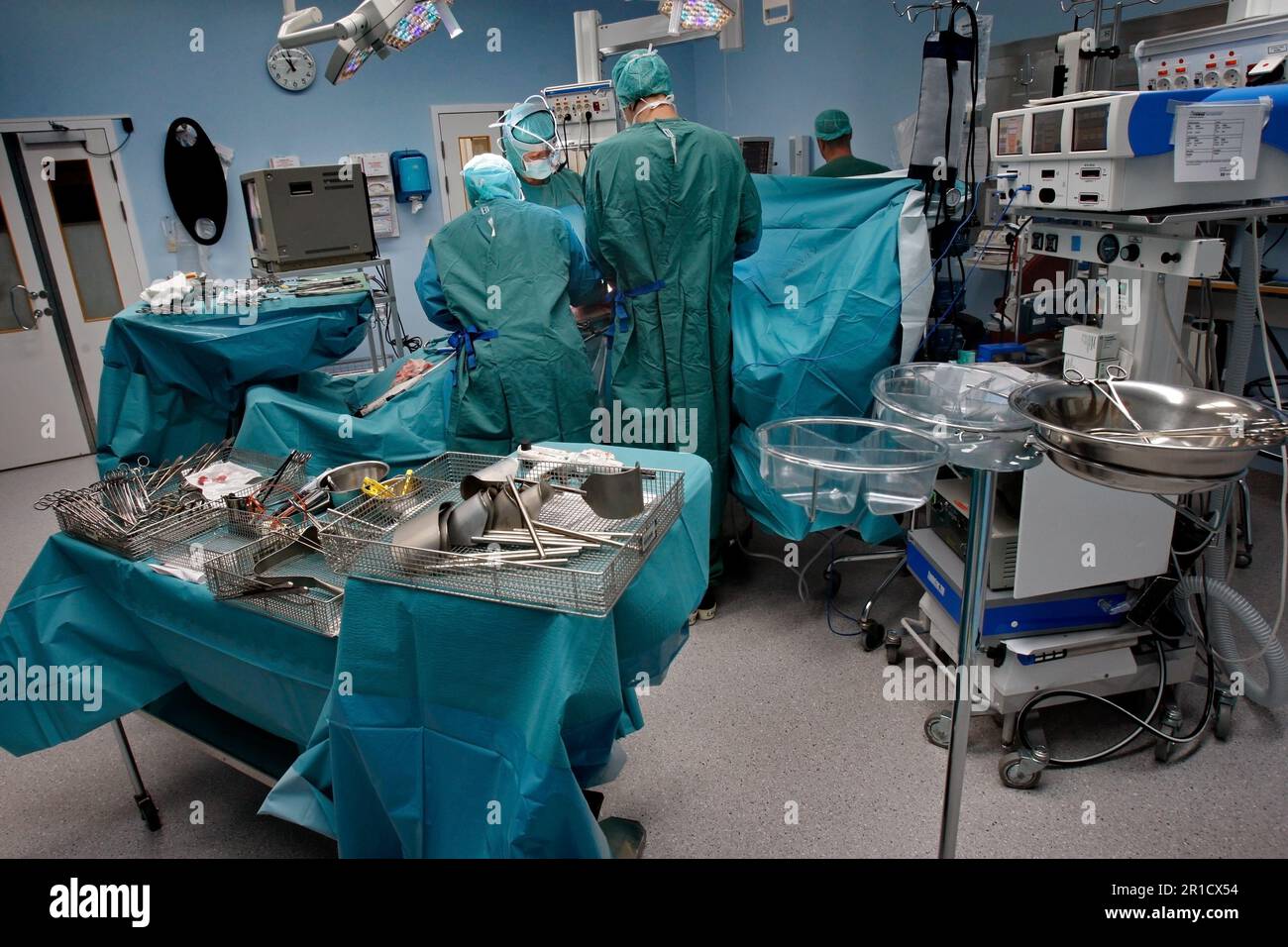Medical staff during an surgery in a hospital Stock Photo - Alamy