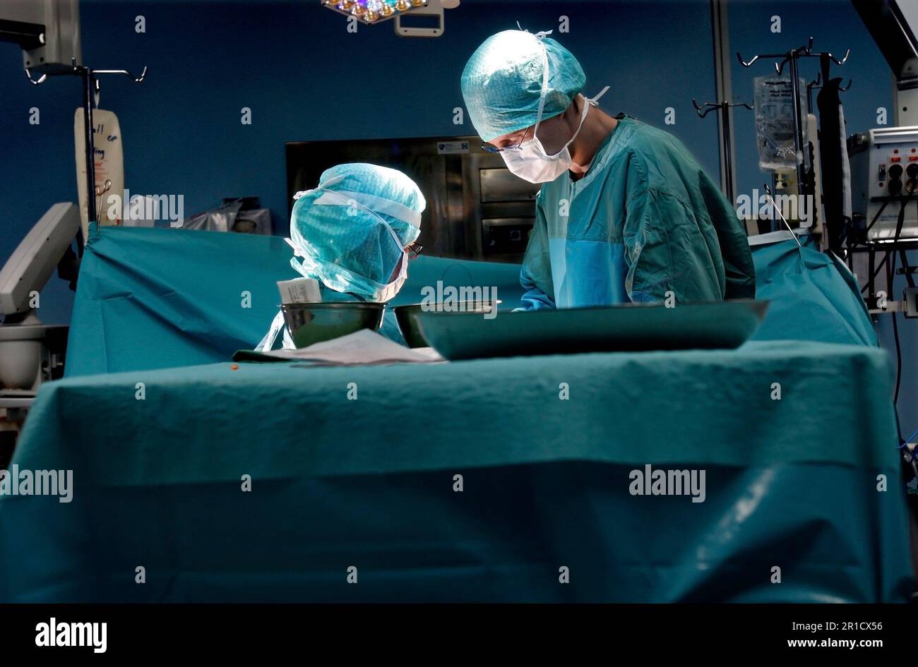 Medical staff during an surgery in a hospital Stock Photo - Alamy
