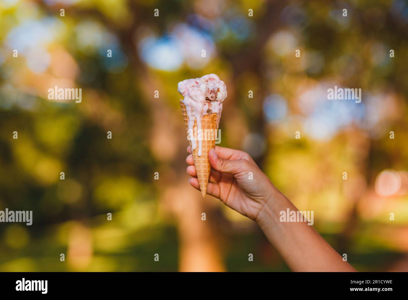 hand holding a ice cream Stock Photo - Alamy