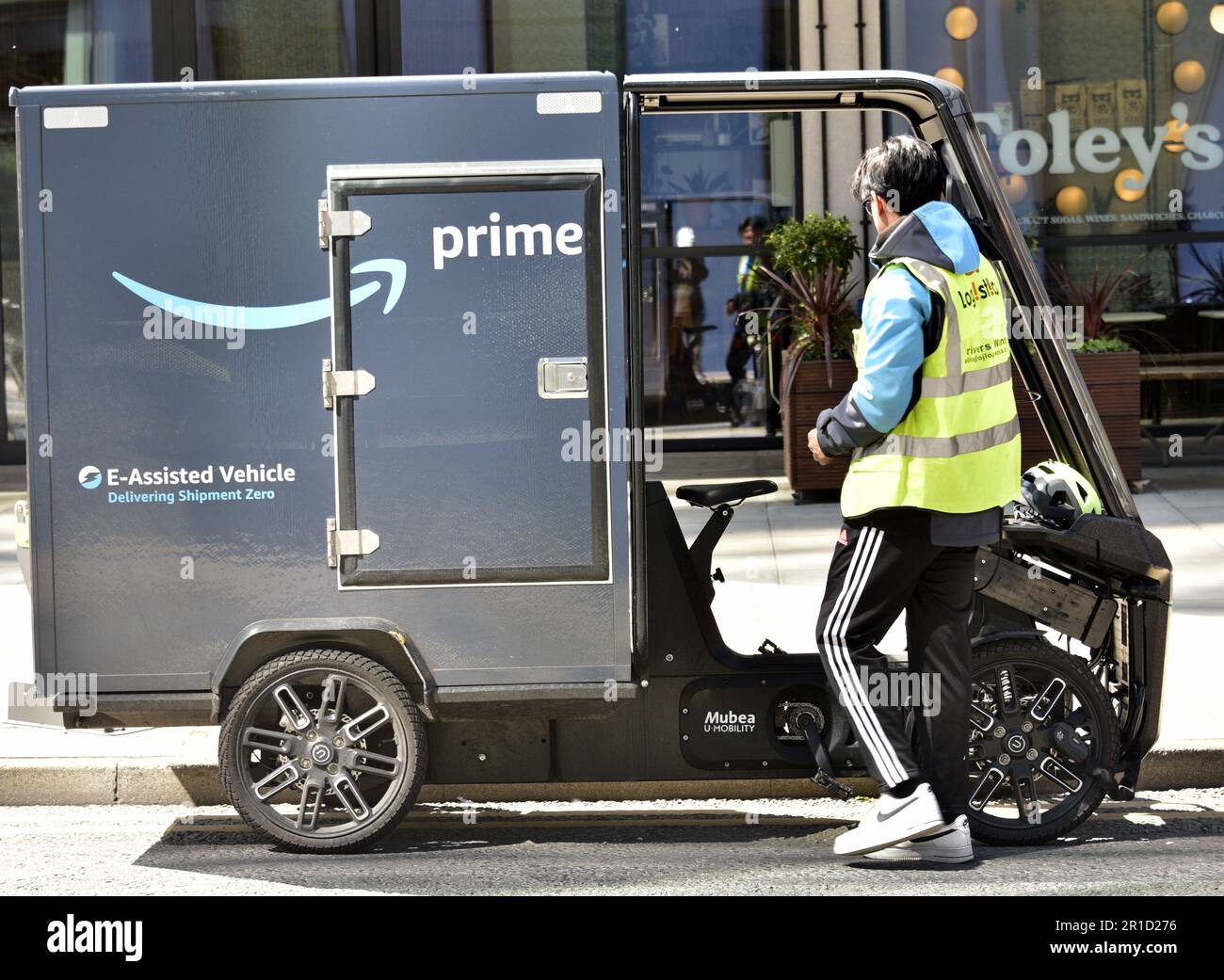 Amazon prime electric delivery truck hi-res stock photography and ...