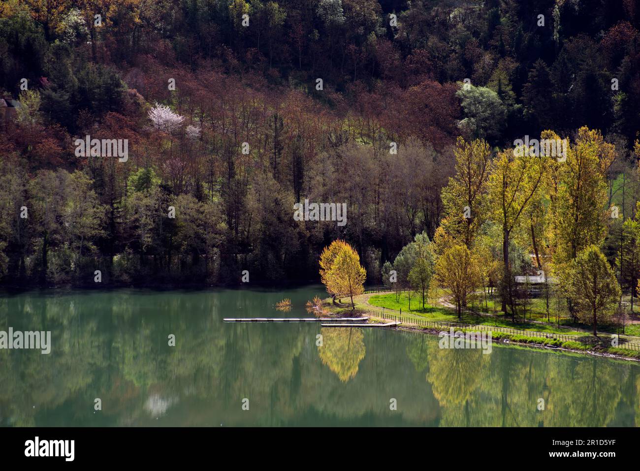 riflesso sull'acqua calma del lago Stock Photo - Alamy