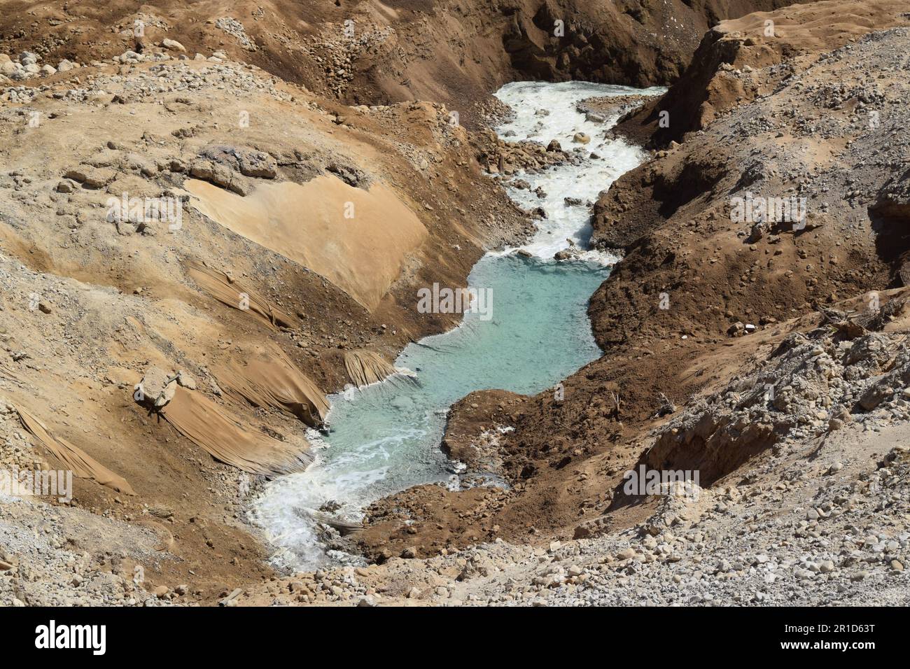 Sinking sea level, sinkholes and salt crystals - Coast of the Dead Sea ...