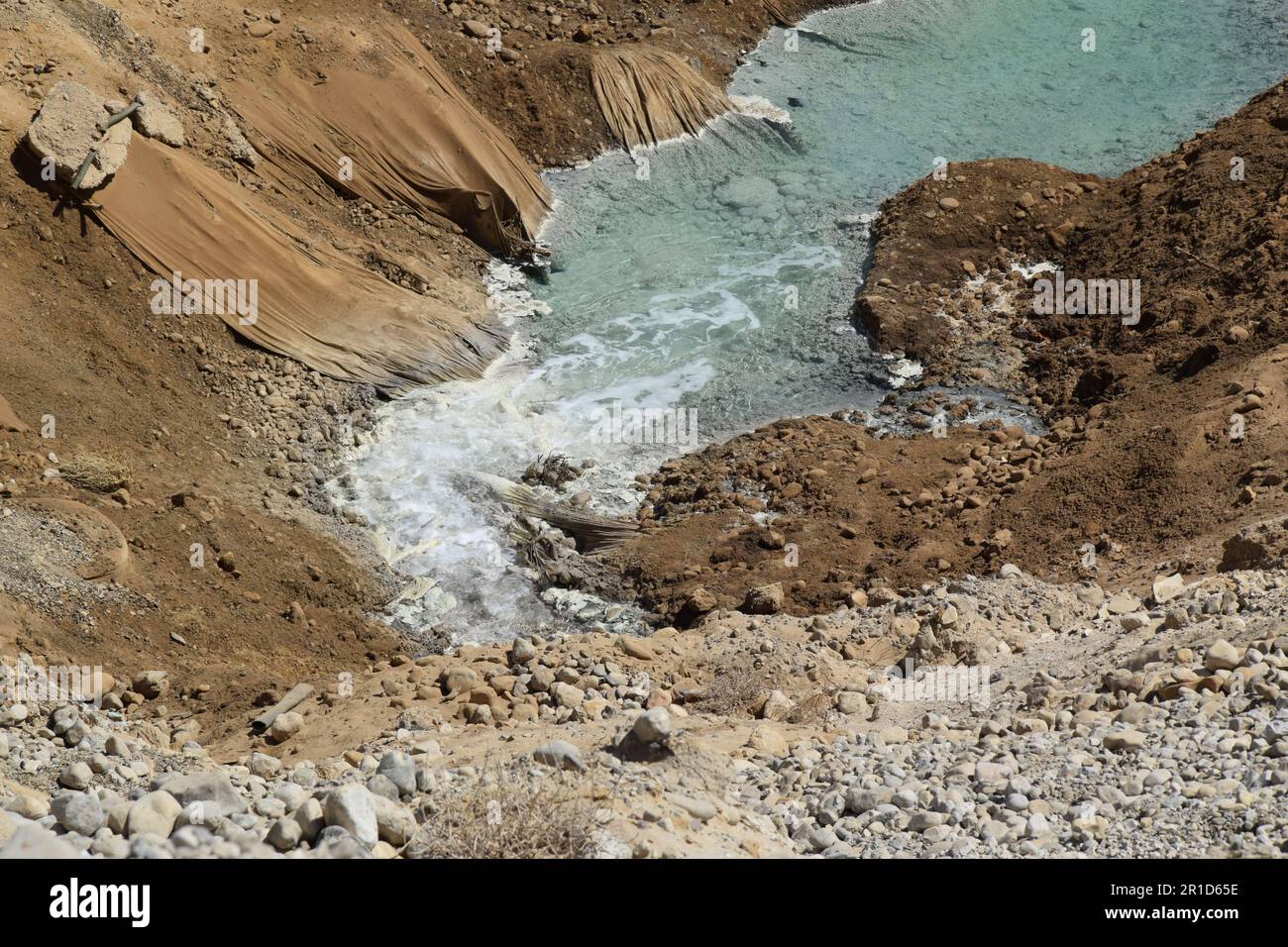 Sinking sea level, sinkholes and salt crystals - Coast of the Dead Sea ...