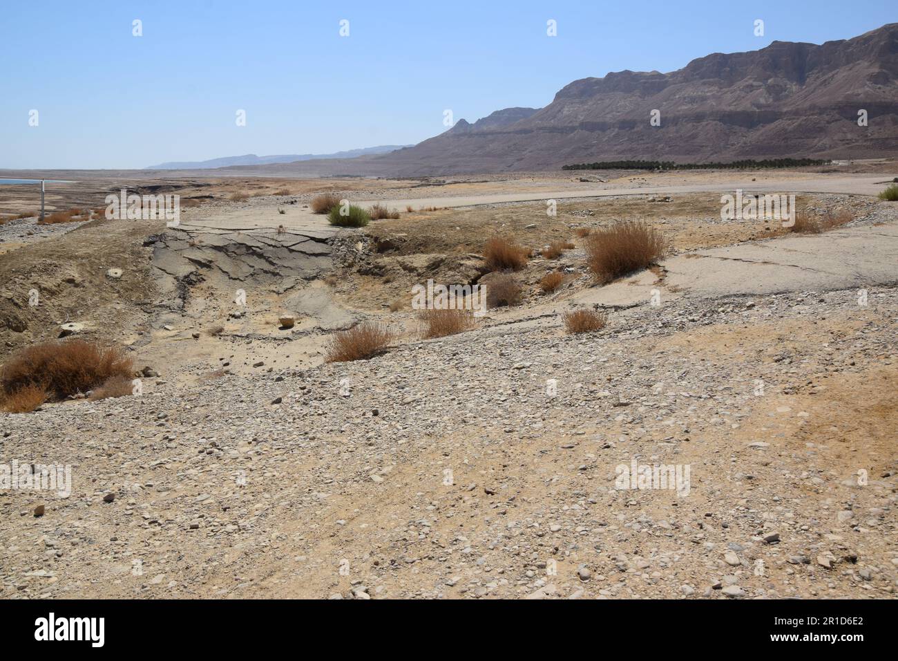 Sinking sea level, sinkholes and salt crystals - Coast of the Dead Sea ...