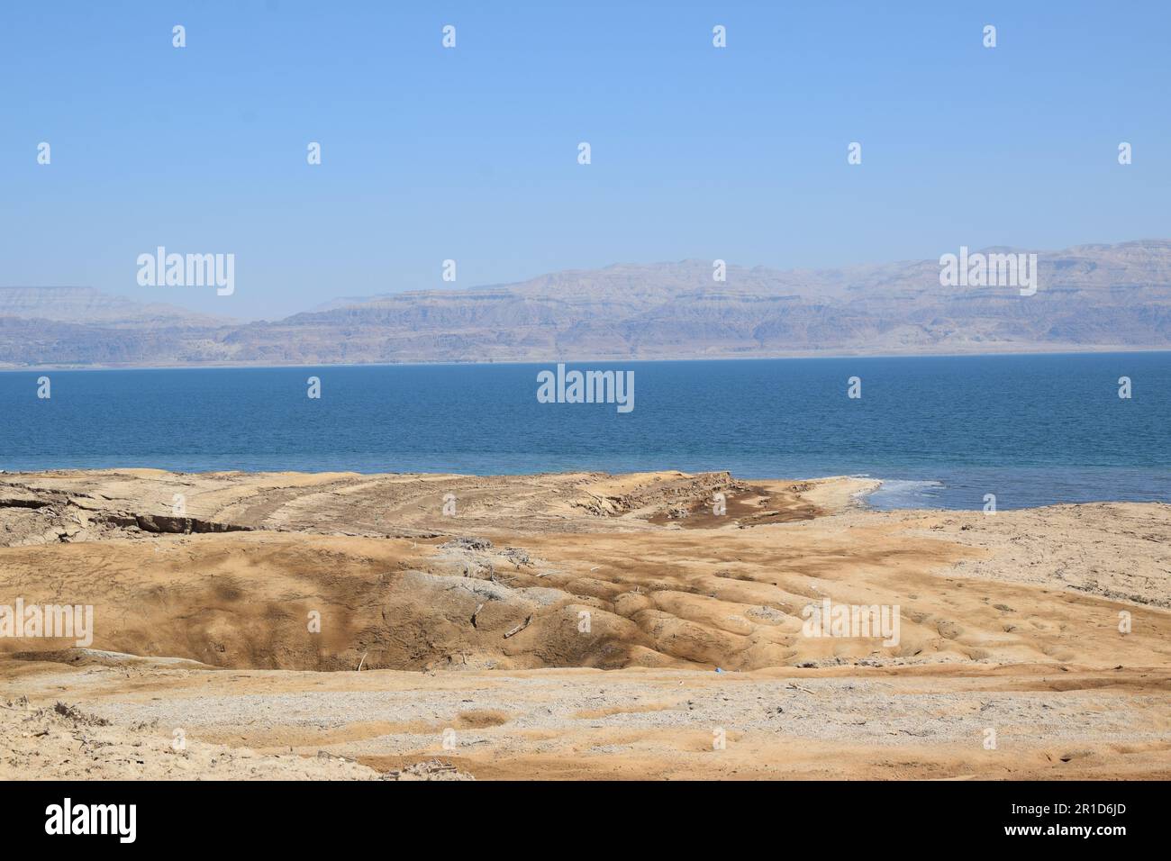 Sinking sea level, sinkholes and salt crystals - Coast of the Dead Sea ...