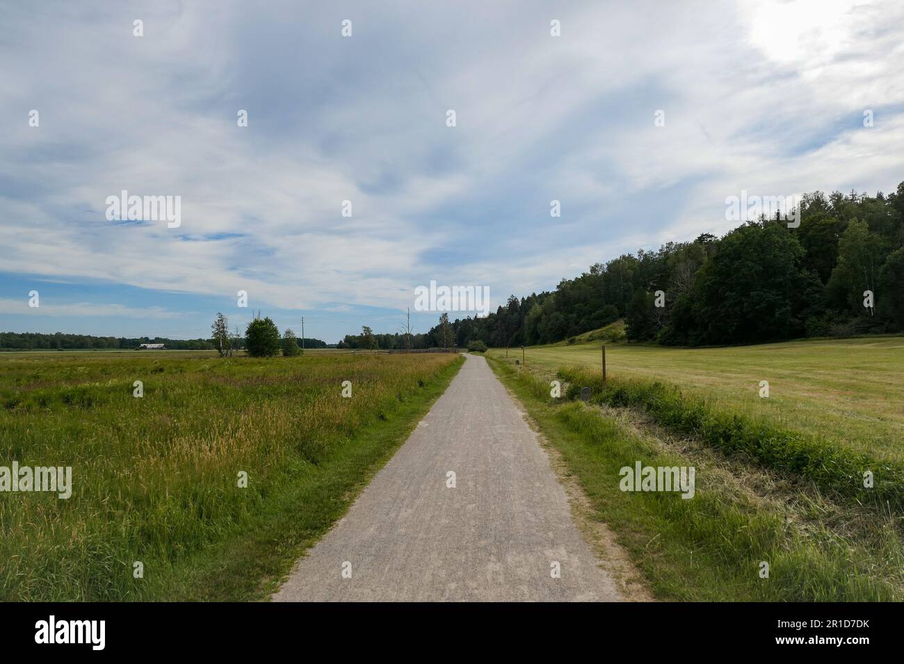 Empty road against countryside hi-res stock photography and images - Alamy