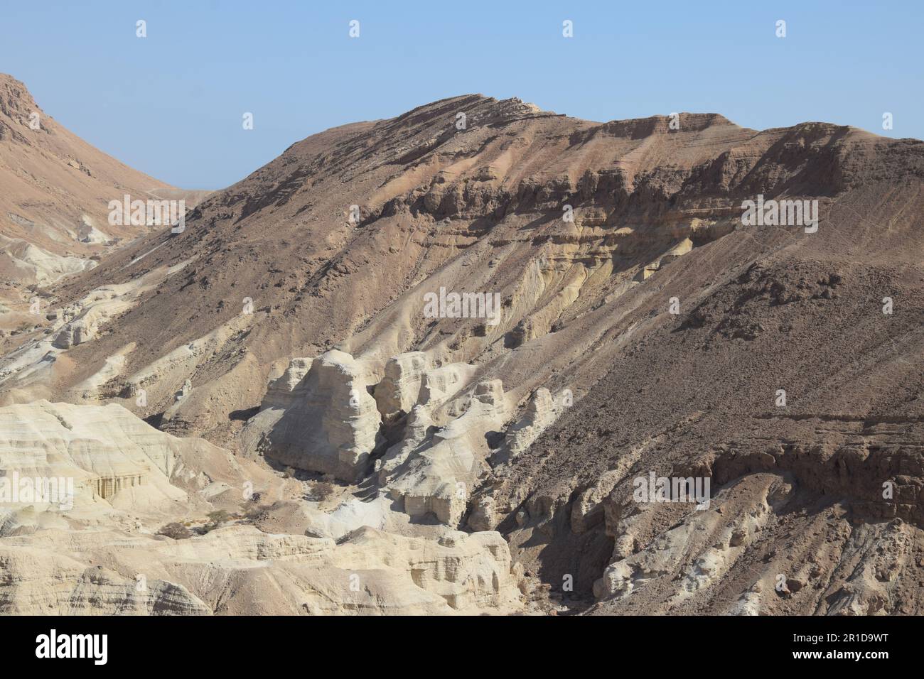 Sinking sea level, sinkholes and salt crystals - Coast of the Dead Sea ...