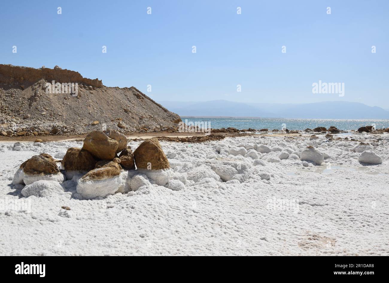 Sinking sea level, sinkholes and salt crystals - Coast of the Dead Sea ...