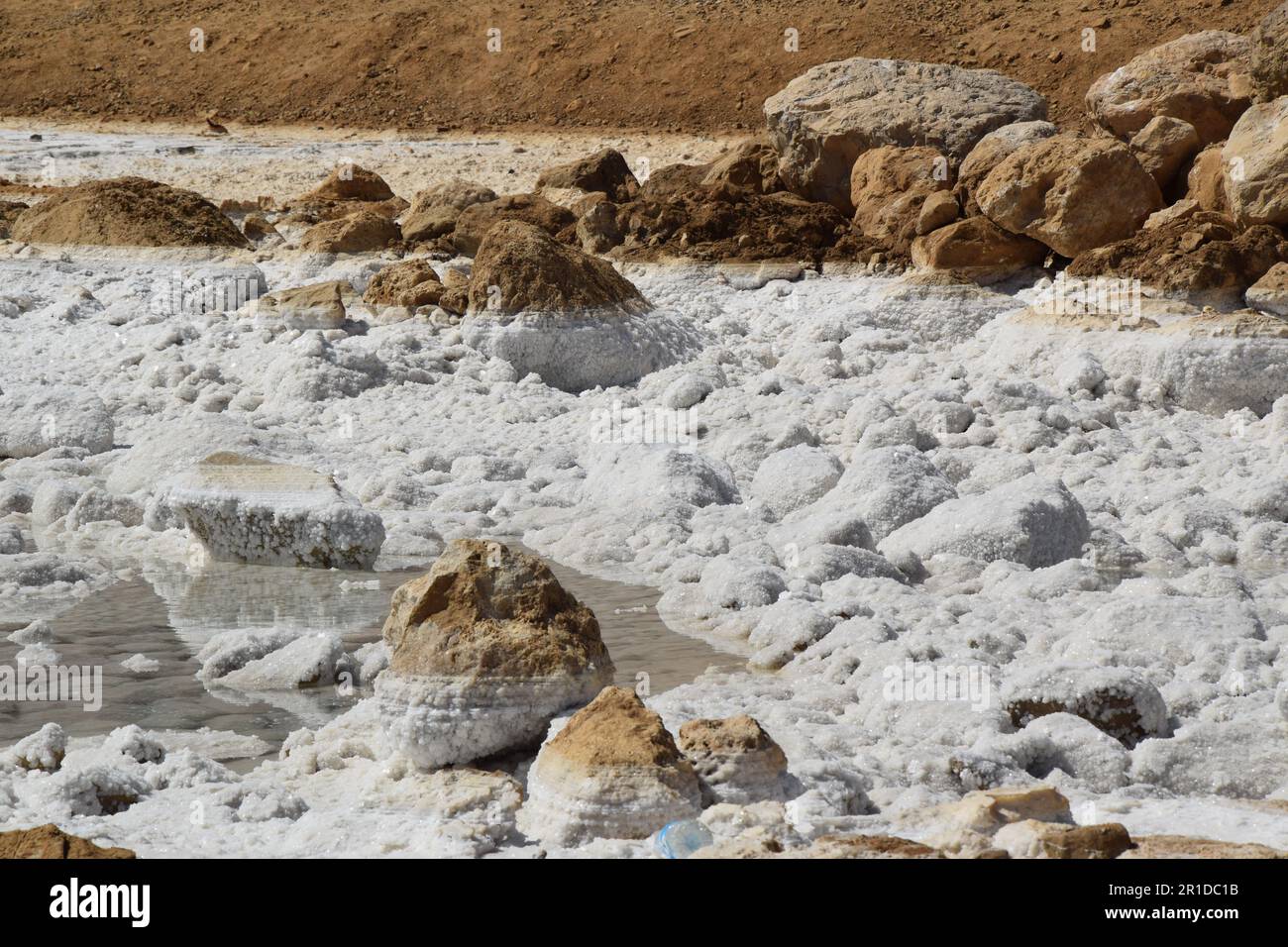 Sinking sea level, sinkholes and salt crystals - Coast of the Dead Sea ...