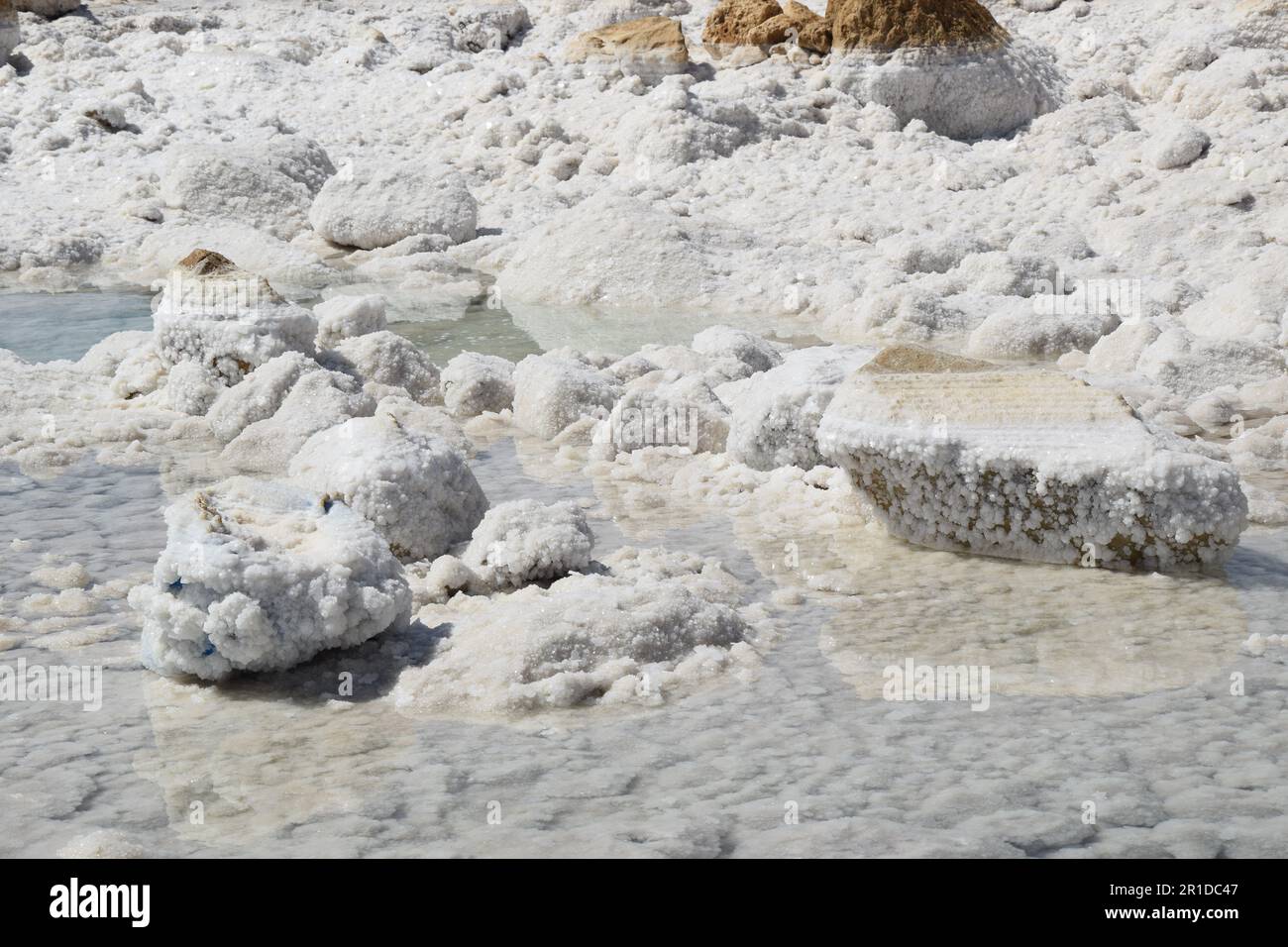 Sinking sea level, sinkholes and salt crystals - Coast of the Dead Sea ...