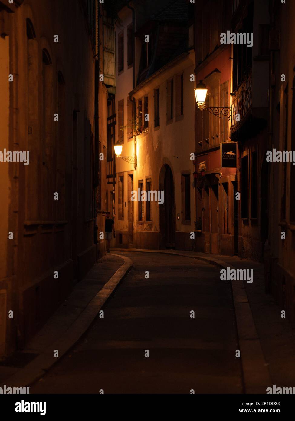 Street lights on either side hi-res stock photography and images - Alamy