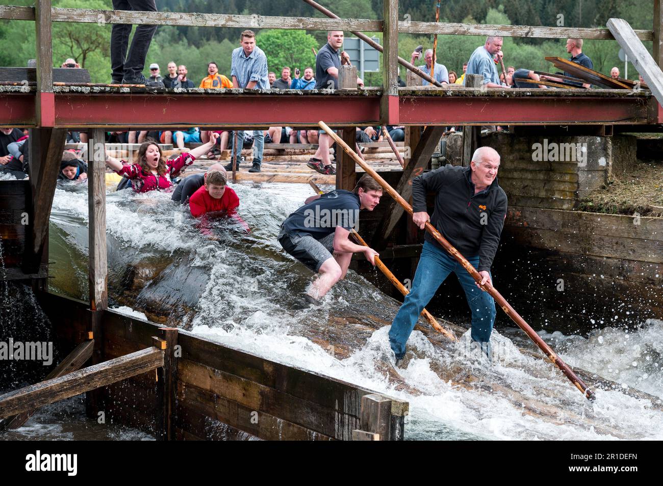 Wallenfels, Germany. 13th May, 2023. Two rafters steer the raft with a ...