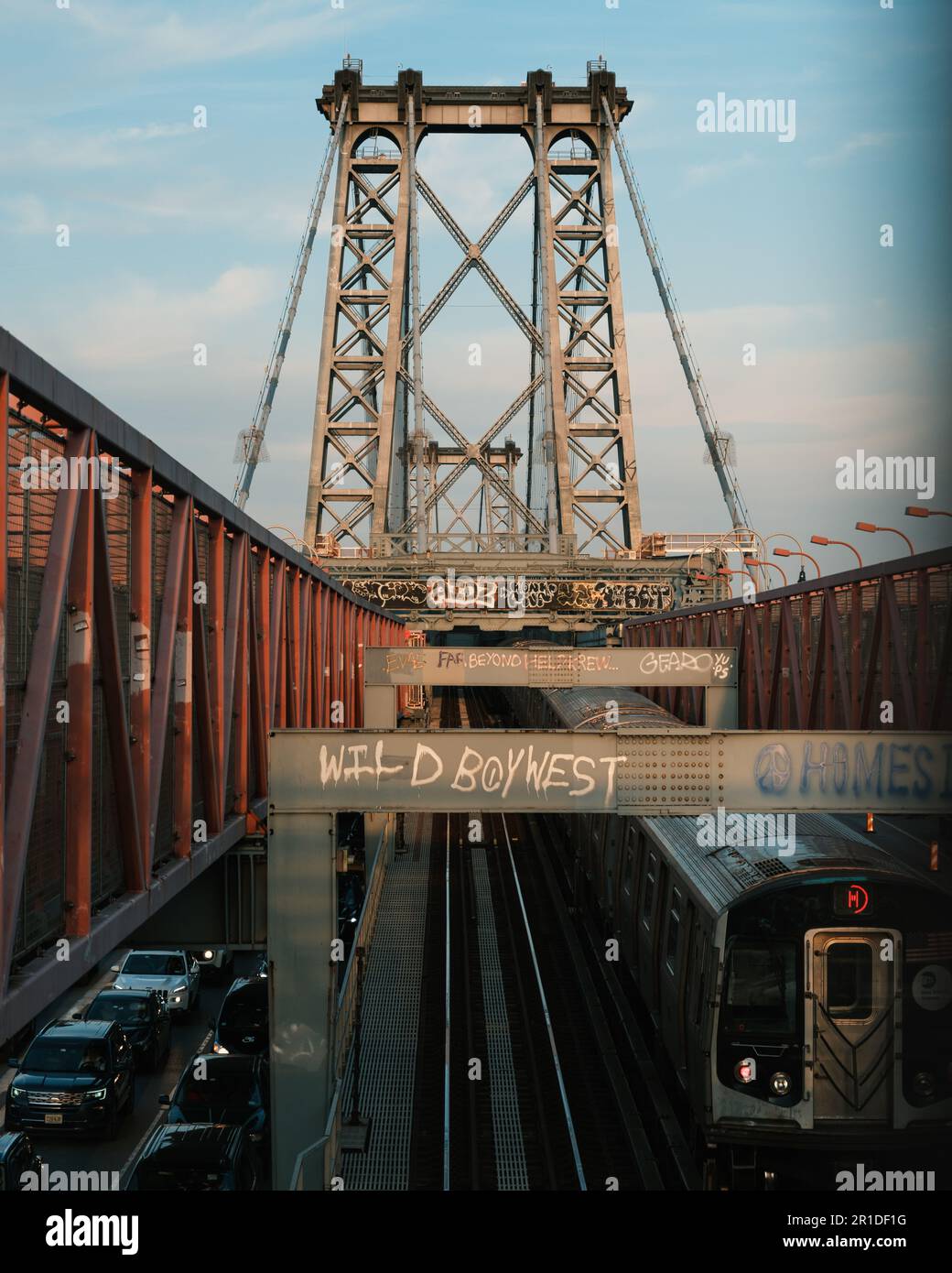 Train on the Williamsburg Bridge, Brooklyn, New York Stock Photo - Alamy