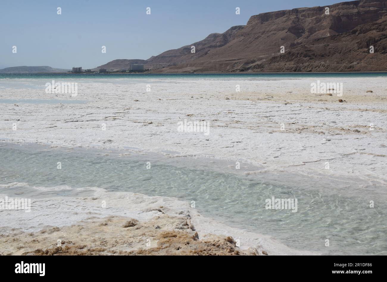 Sinking sea level, sinkholes and salt crystals - Coast of the Dead Sea ...