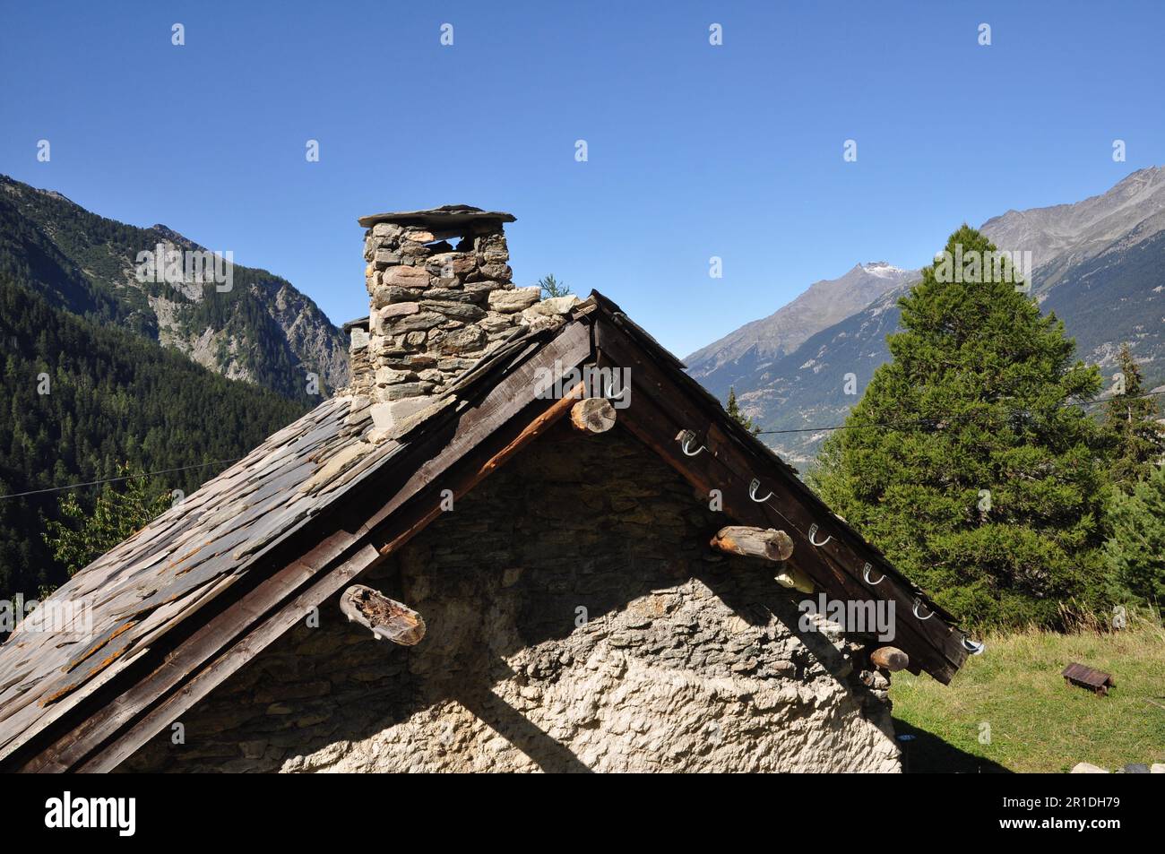 Traditional slate roof hi-res stock photography and images - Alamy