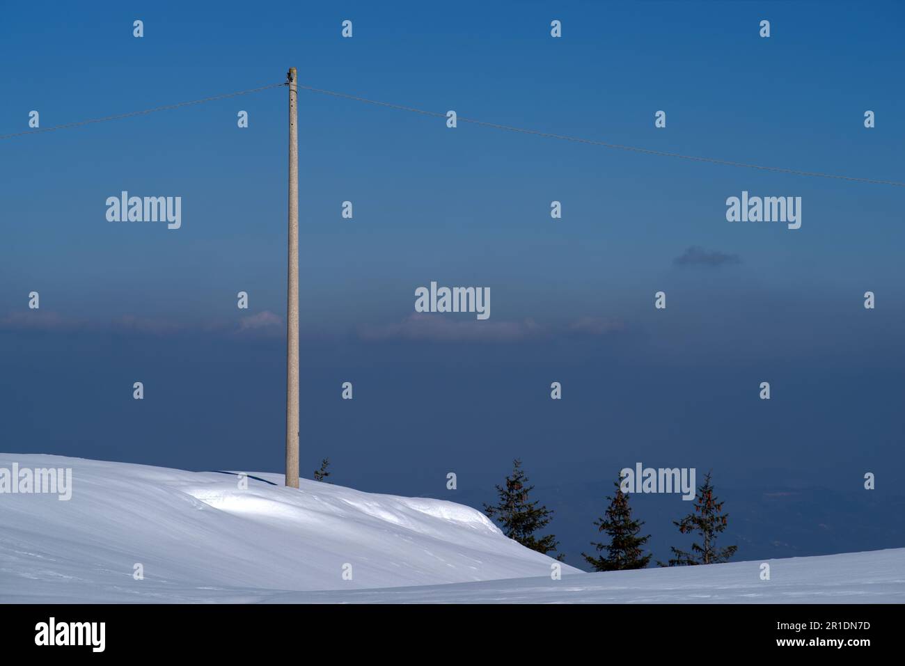 panorama invernale minimal del Carpegna Stock Photo - Alamy