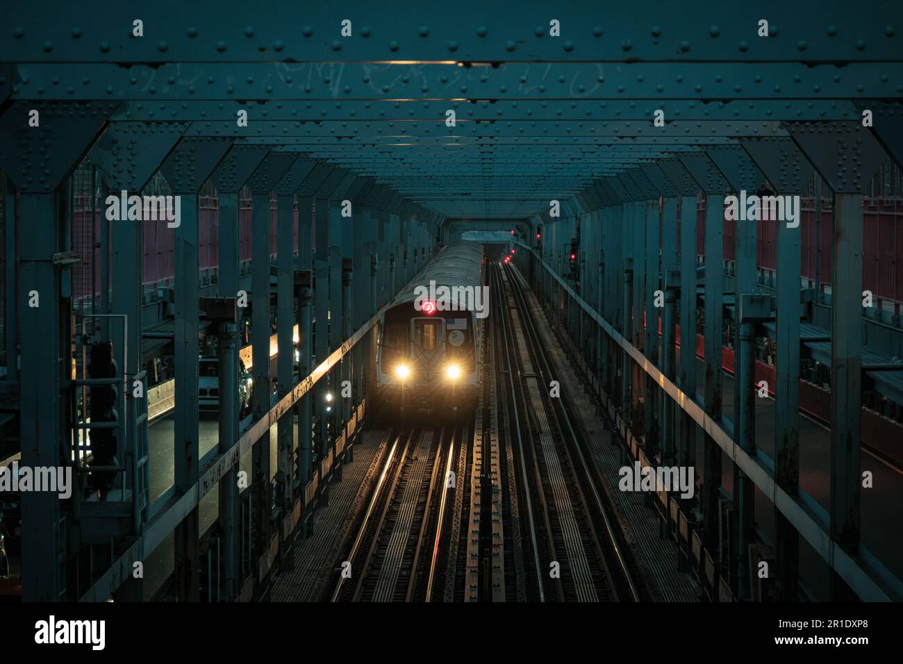 Train on the Williamsburg Bridge, Brooklyn, New York Stock Photo - Alamy
