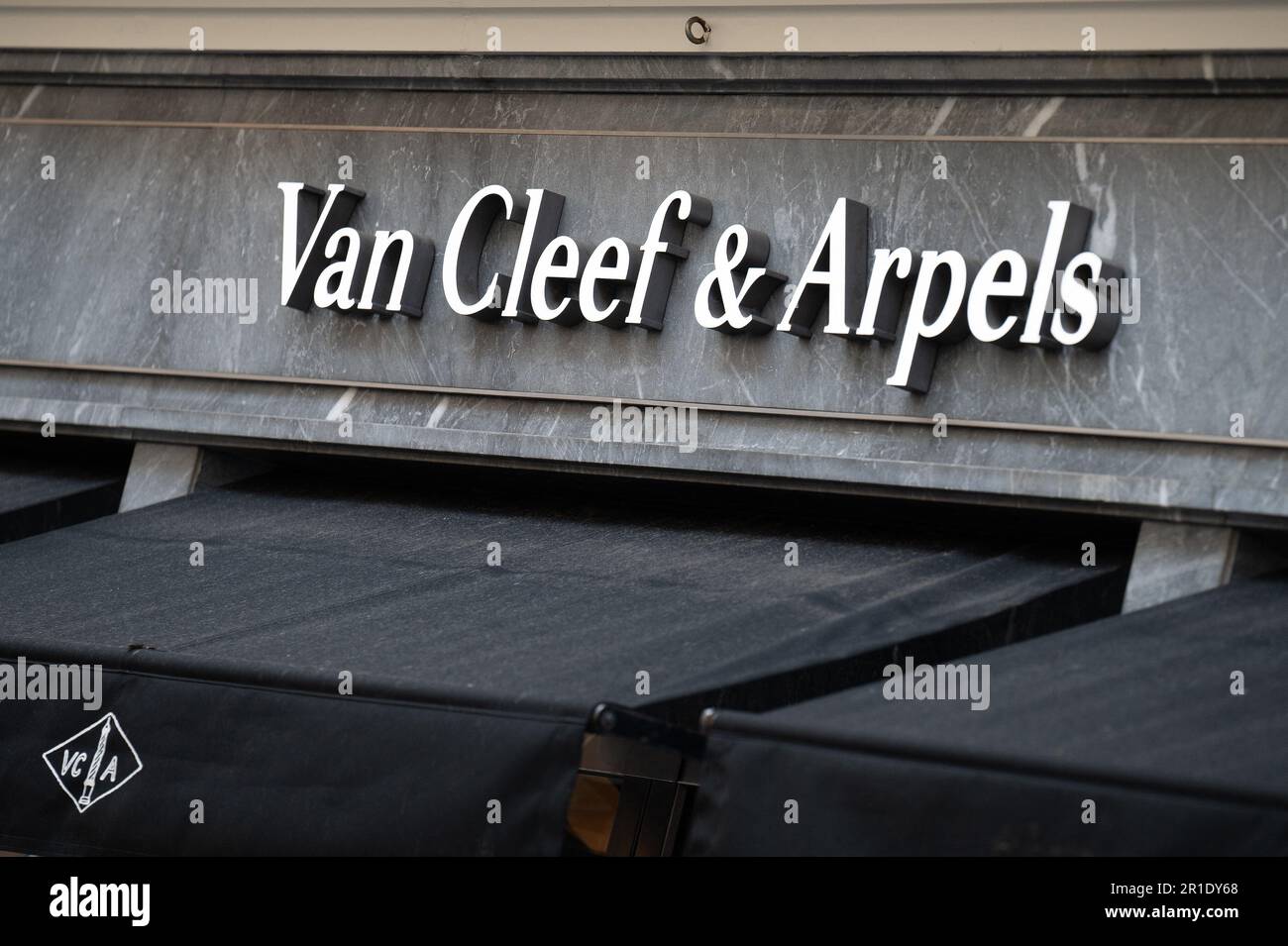 Van cleef and arpels london hi-res stock photography and images - Alamy