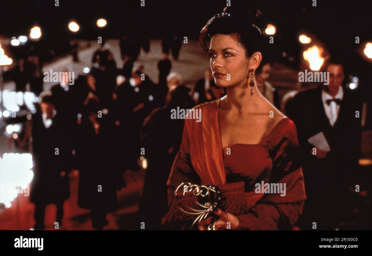 CATHERINE ZETA-JONES in ENTRAPMENT 1999 director JON AMIEL music ...